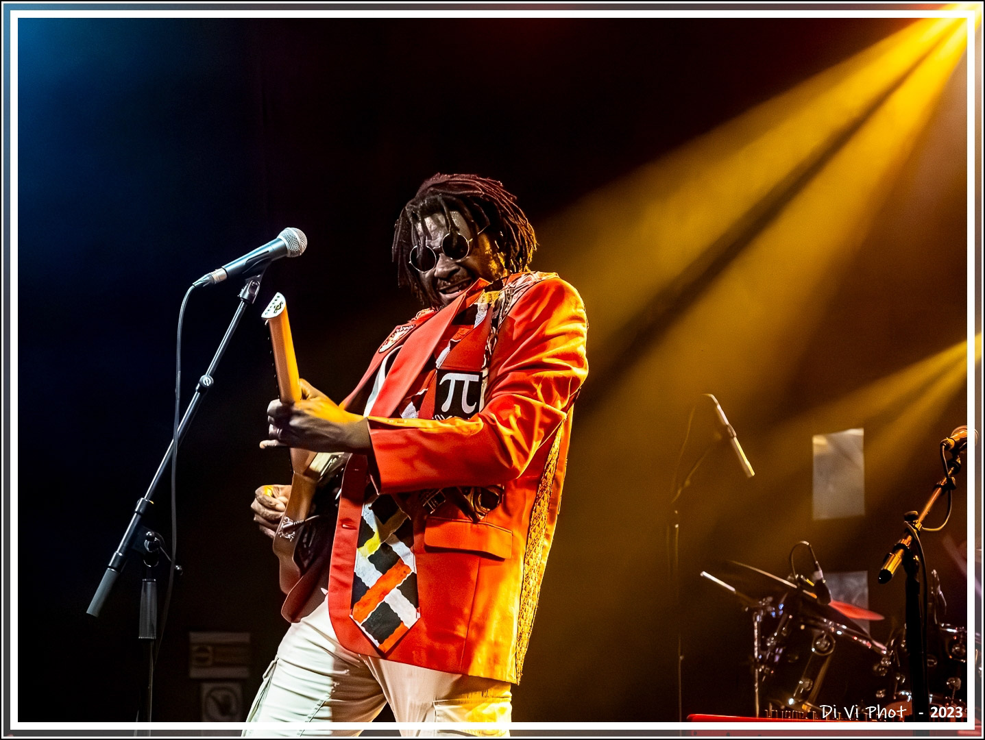 Emmanuel PiDjob - Le site officiel de l'Artiste aux multiples facettes